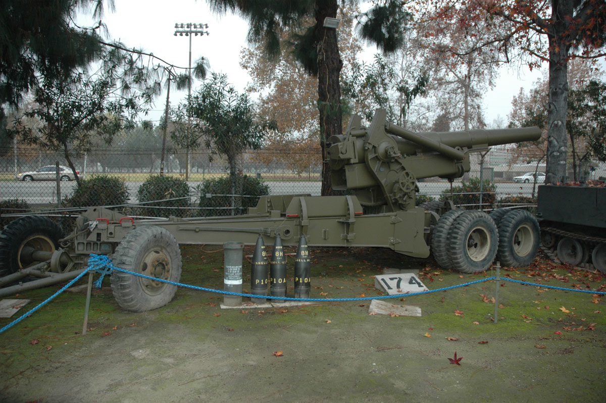 TOADMAN'S TANK PICTURES 8 INCH HOWITZER M1 M115 PAGE 1