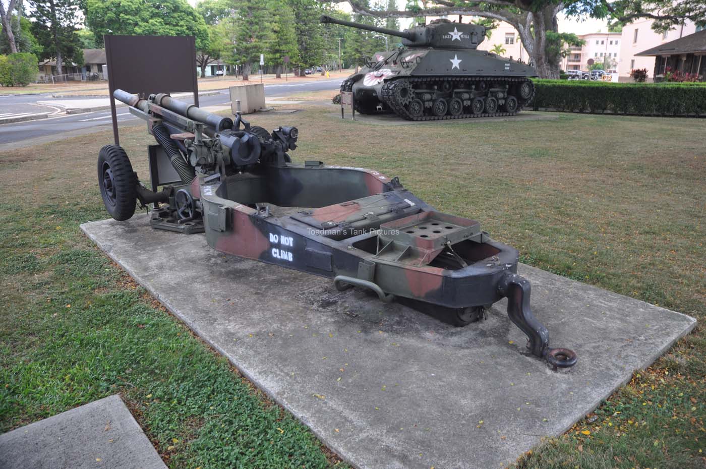 TOADMAN'S TANK PICTURES 105MM HOWITZER M102