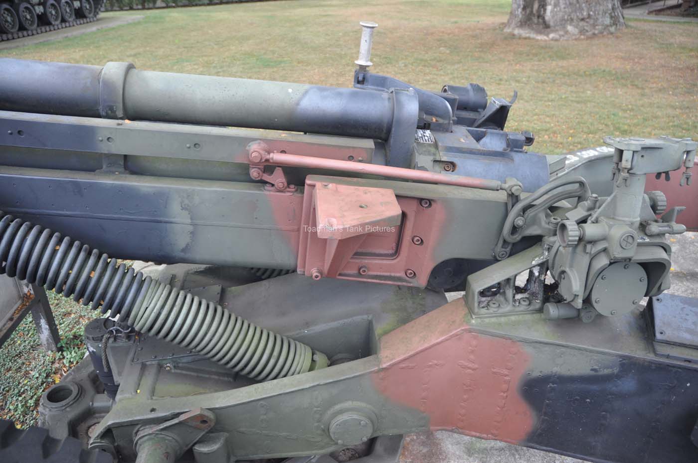 TOADMAN'S TANK PICTURES 105MM HOWITZER M102