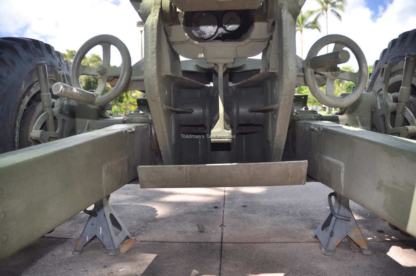 TOADMAN'S TANK PICTURES M3 105MM HOWITZER